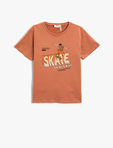 Koton Erkek Çocuk Kaykay Temalı Baskılı Bisiklet Yaka Kısa Kollu Pamuklu Tişört Koton Erkek Çocuk Kaykay Temalı Baskılı Bisiklet Yaka Kısa Kollu Pamuklu Tişört