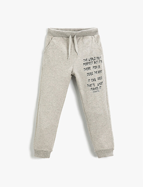Koton Erkek Çocuk Slogan Baskılı Jogger Eşofman Altı Beli Bağcıklı Cepli Koton Erkek Çocuk Slogan Baskılı Jogger Eşofman Altı Beli Bağcıklı Cepli
