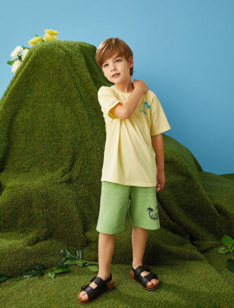 Koton Erkek Çocuk Baskılı Şort Beli Bağlamalı Lastikli Koton Erkek Çocuk Baskılı Şort Beli Bağlamalı Lastikli