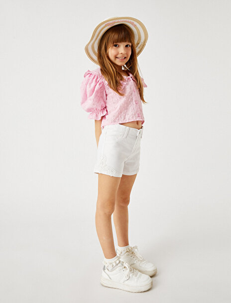 Koton Kız Çocuk Şort Yanları Dantel Detaylı Diz Üstü Cepli Koton Kız Çocuk Şort Yanları Dantel Detaylı Diz Üstü Cepli
