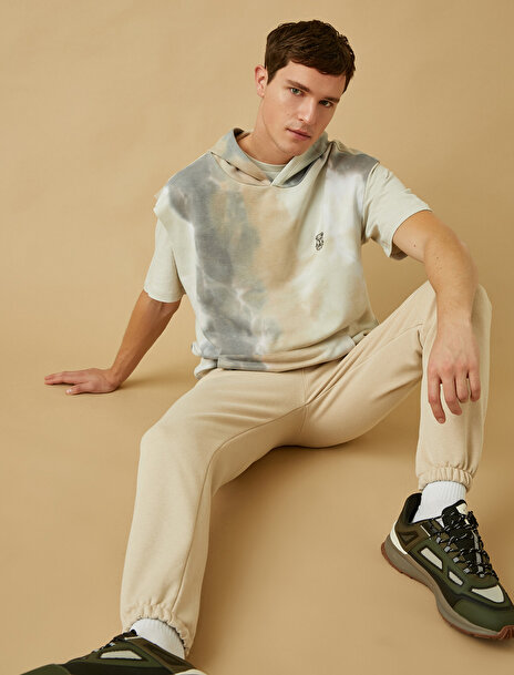 Koton Erkek Buldog İşlemeli Batik Kapüşonlu Kolsuz Sweatshirt Koton Erkek Buldog İşlemeli Batik Kapüşonlu Kolsuz Sweatshirt