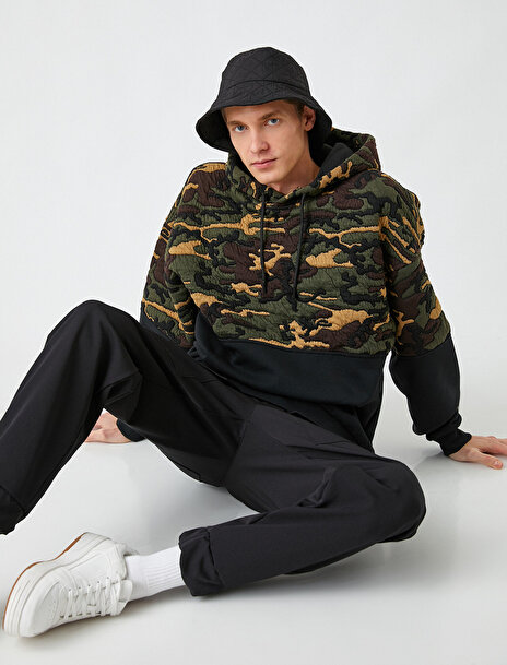 Koton Erkek Kamuflaj Nakışlı Kapşonlu Sweatshirt Koton Erkek Kamuflaj Nakışlı Kapşonlu Sweatshirt