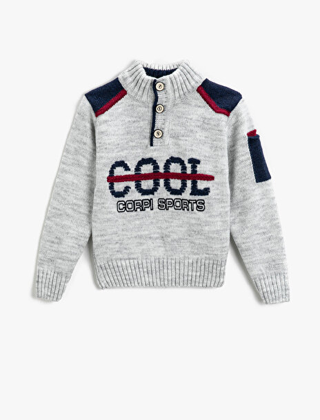 Koton Erkek Çocuk Slogan Baskılı Triko Boğazlı Kazak Yakası Düğmeli Koton Erkek Çocuk Slogan Baskılı Triko Boğazlı Kazak Yakası Düğmeli