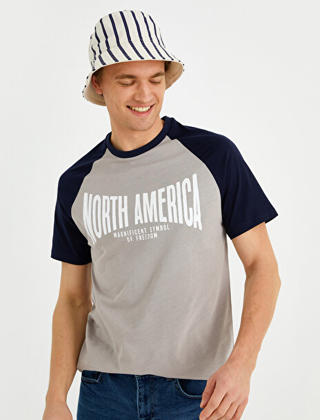 Koton Erkek Standart Fit Reglan Kol Baskılı Tişört Koton Erkek Standart Fit Reglan Kol Baskılı Tişört