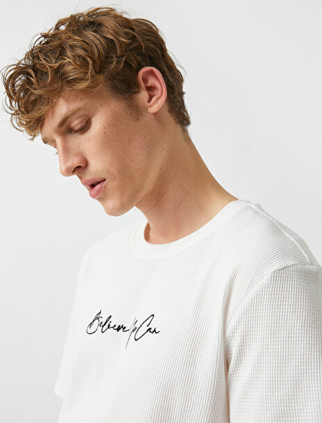 Koton Erkek Relax Fit İşlemeli Tişört Koton Erkek Relax Fit İşlemeli Tişört