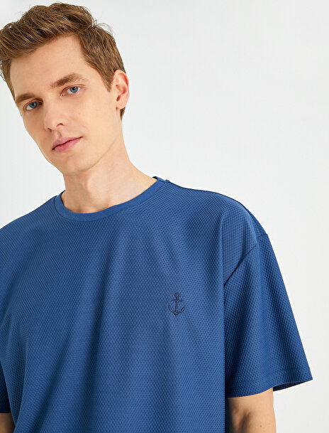 Koton Erkek Çapa İşlemeli Tişört Koton Erkek Çapa İşlemeli Tişört