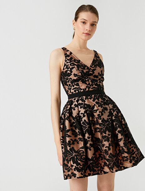 Koton Kadın Mini Abiye Elbise V Yaka Dantel Detaylı Koton Kadın Mini Abiye Elbise V Yaka Dantel Detaylı