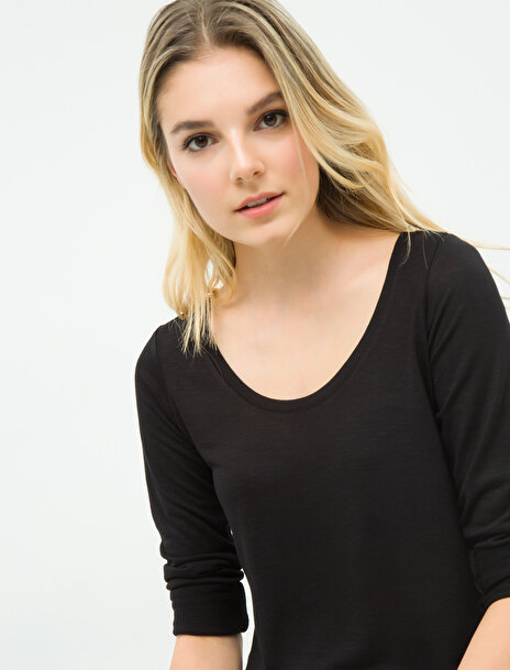 Koton Kadın Oyuk Yaka T-Shirt