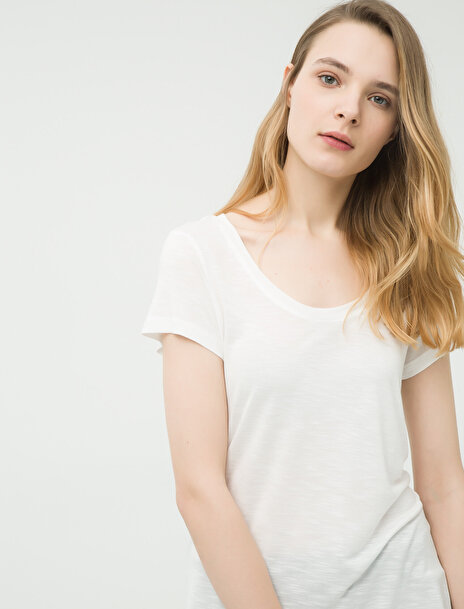 Koton Kadın Oyuk Yaka T-Shirt