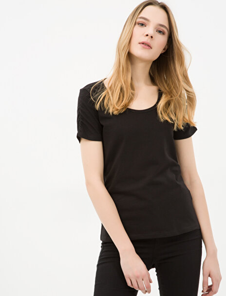 Koton Kadın Oyuk Yaka T-Shirt