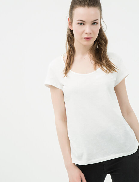 Koton Kadın Oyuk Yaka T-Shirt