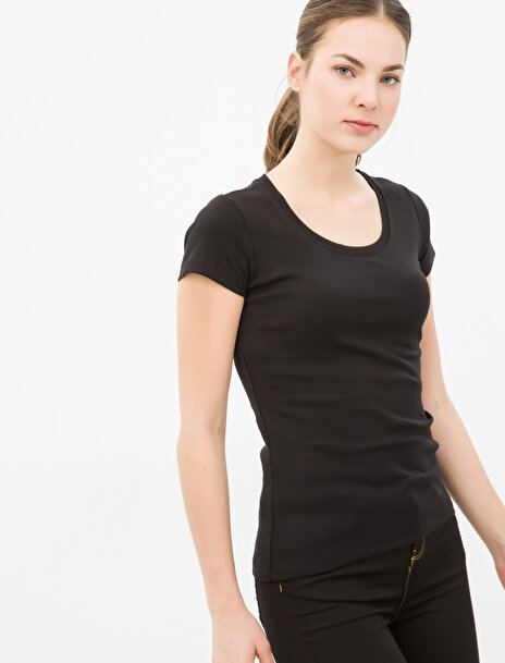 Koton Kadın Oyuk Yaka T-Shirt