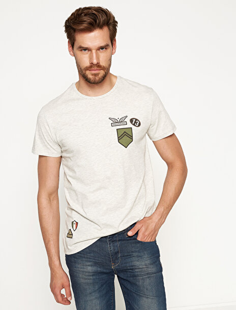 Koton Erkek Arma Detaylı T-Shirt Koton Erkek Arma Detaylı T-Shirt