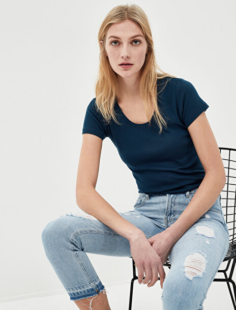 Koton Kadın Oyuk Yaka T-Shirt