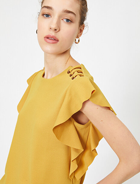 Koton Kadın Kuş Gözü Detaylı Bisiklet Yaka Kısa Kollu Fırfır Detaylı Tişört