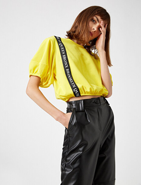 Koton Kadın Balon Kol Slogan Şerit Detaylı Tişört