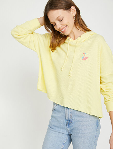 Koton Kadın Kumaş Özellikli Kapüşonlu Nakışlı Sweatshirt Koton Kadın Kumaş Özellikli Kapüşonlu Nakışlı Sweatshirt