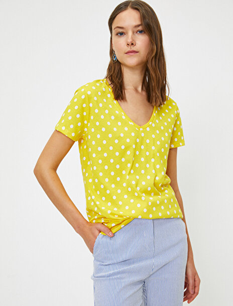 Koton Kadın Puantiyeli V Yaka Standart Kalıp Tişört