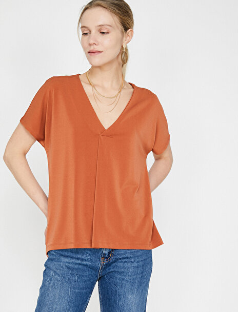 Koton Kadın Ön Dikiş Detaylı V Yaka Standart Kalıp Tişört