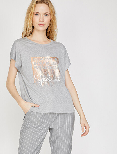 Koton Kadın Varak Baskılı Bisiklet Yaka Standart Kalıp Tişört