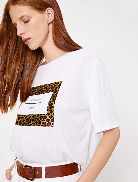Koton Kadın Leopar Detaylı Slogan Baskılı Geniş Kalıp Bisiklet Yaka Tişört
