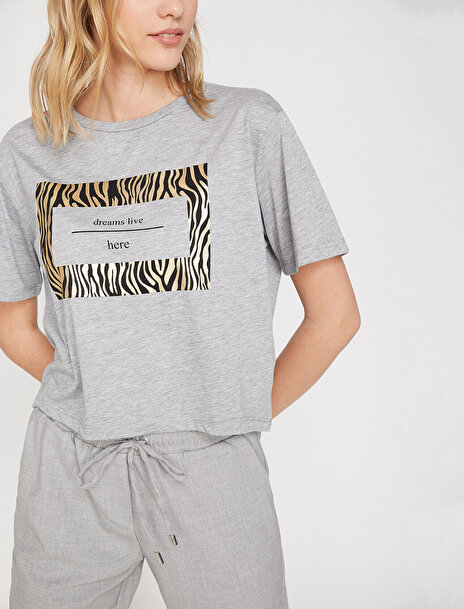 Koton Kadın Leopar Detaylı Slogan Baskılı Geniş Kalıp Bisiklet Yaka Tişört