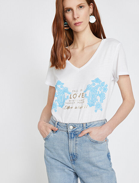 Koton Kadın Yazı Baskılı V Yaka Standart Kalıp Tişört