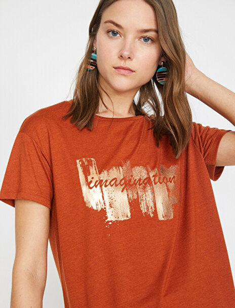 Koton Kadın Varak Baskılı Bisiklet Yaka Standart Kalıp Tişört