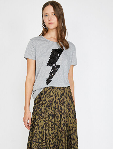 Koton Kadın Varak Baskılı Pul Detaylı Bisiklet Yaka Standart Kalıp Tişört