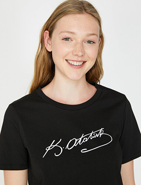 Koton Kadın Atatürk İmzası Baskılı Tişört