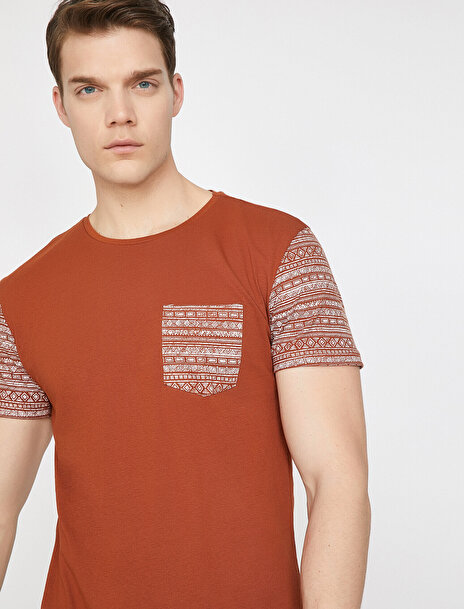 Koton Erkek Bisiklet Yaka Desenli Cepli T-Shirt