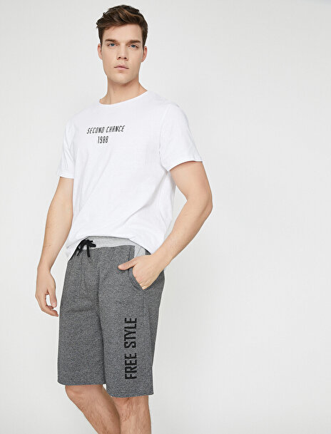 Koton Erkek Paçası Yazılı Baskılı Cepli Beli Bağlamalı Şort