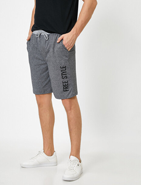 Koton Erkek Paçası Yazılı Baskılı Cepli Beli Bağlamalı Şort