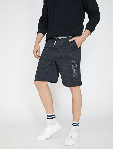 Koton Erkek Paçası Yazılı Baskılı Cepli Beli Bağlamalı Şort