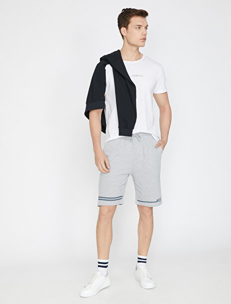 Koton Erkek Paçası Şeritli Yazılı Baskılı Cep Detaylı Şort Koton Erkek Paçası Şeritli Yazılı Baskılı Cep Detaylı Şort