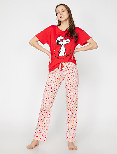Koton Kadın Snoopy Lisanslı Yazılı Baskılı Pijama Takımı Koton Kadın Snoopy Lisanslı Yazılı Baskılı Pijama Takımı