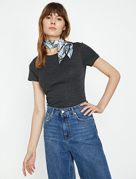 Koton Kadın Bisiklet Yaka Dar Kesim Basic Tişört